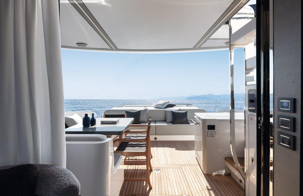 Yacht AZIMUT S8, Azimut Yachts | CHARTERWORLD Luxury Superyacht Charters